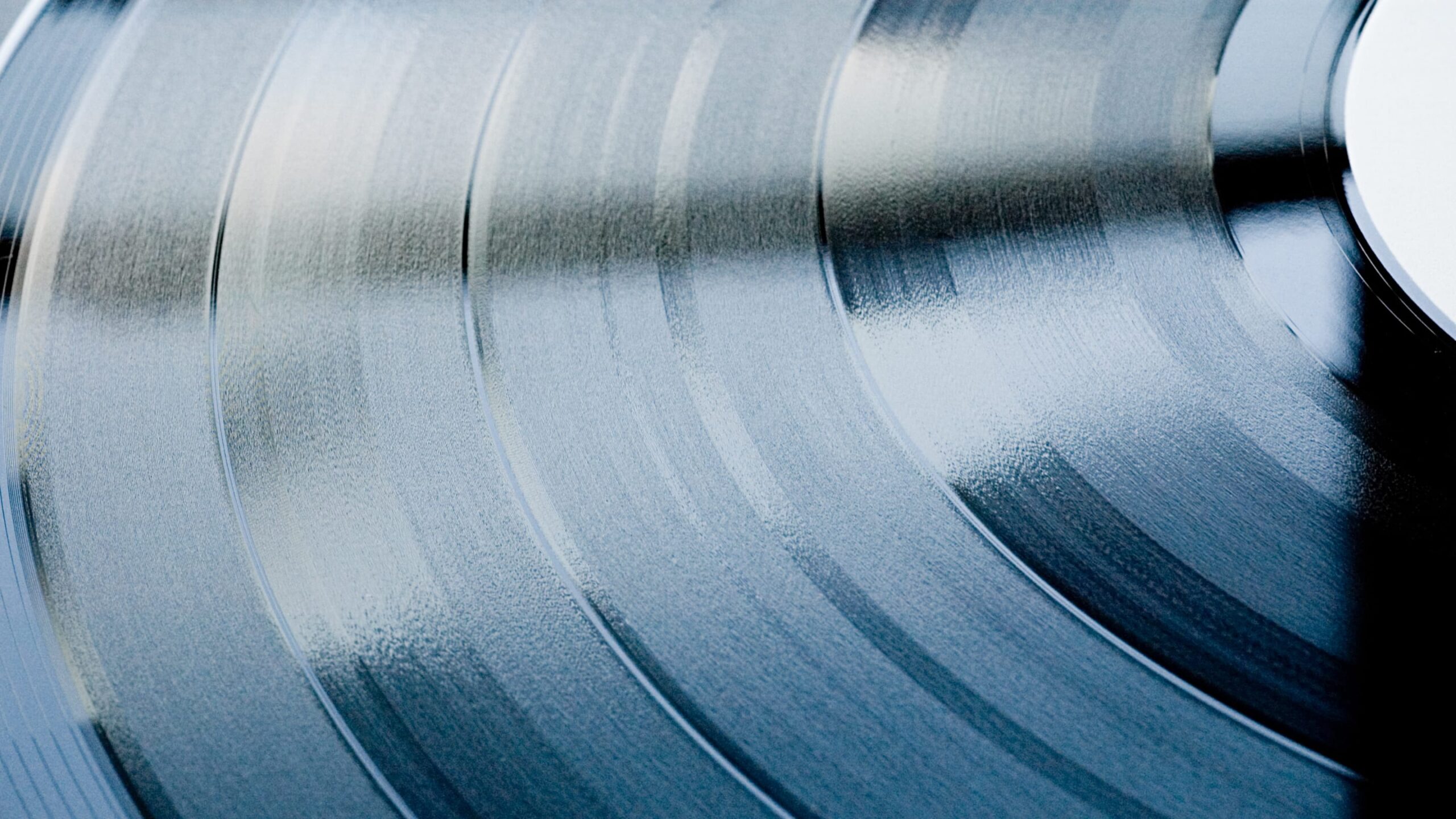 Watch the Captivating Process of Cutting Vinyl Records – OAK COVER Magazine
